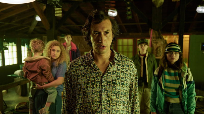 Netflix onthult de eerste beelden van aankomende dramafilm met Adam ...