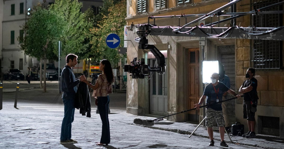 Netflix neemt ons mee achter de schermen bij romantisch drama 'From Scratch' met Zoe Saldana ...