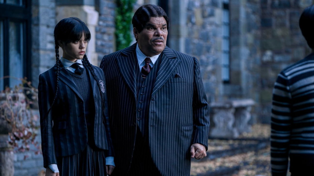 Jenna Ortega nu te zien op Netflix als Wednesday Addams in gloednieuwe ...