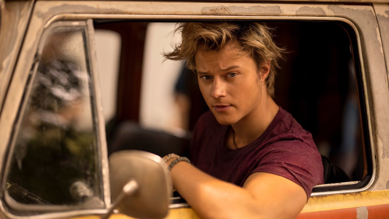Netflix presenteert langverwachte en zomerse teaser van hitserie 'Outer ...