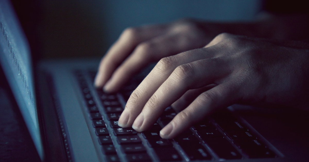 Cyberstalker richt een nachtmerrie aan in nieuwe Britse miniserie van ...