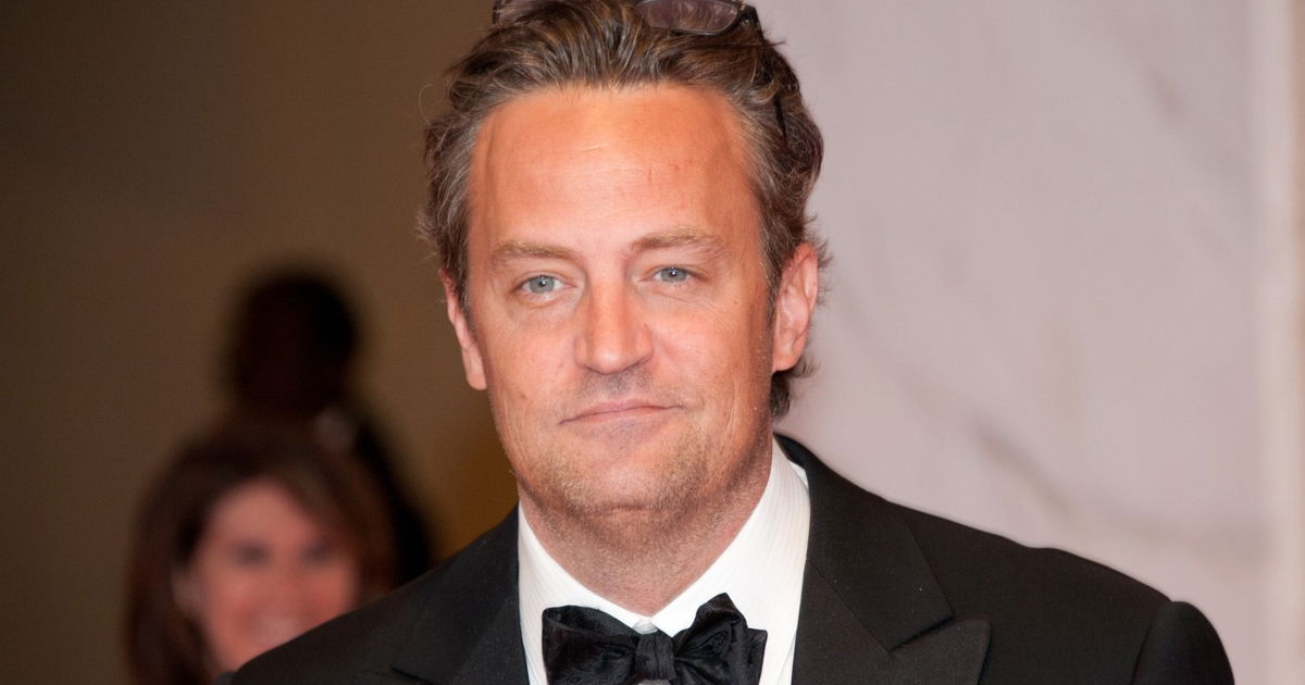 Stiefvader Matthew Perry vertelt over diens strijd met verslaving: 'Het ...