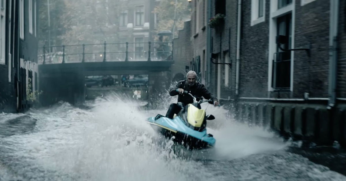 Huub Stapel scheurt door de grachten in spannende teaser 'Amsterdamned ...