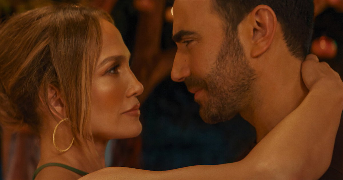 Netflix deelt eerste plaatje en releasedatum van nieuwe romcom met ...